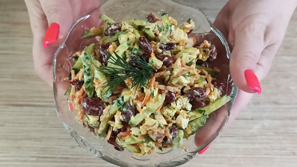 Салат с куриным филе и красной фасолью.