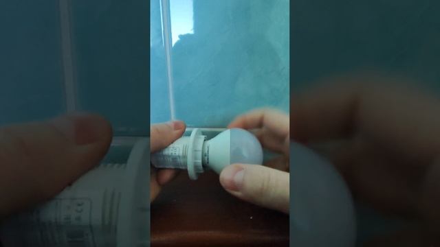 Как правильно вкручивать лампочку в патрон