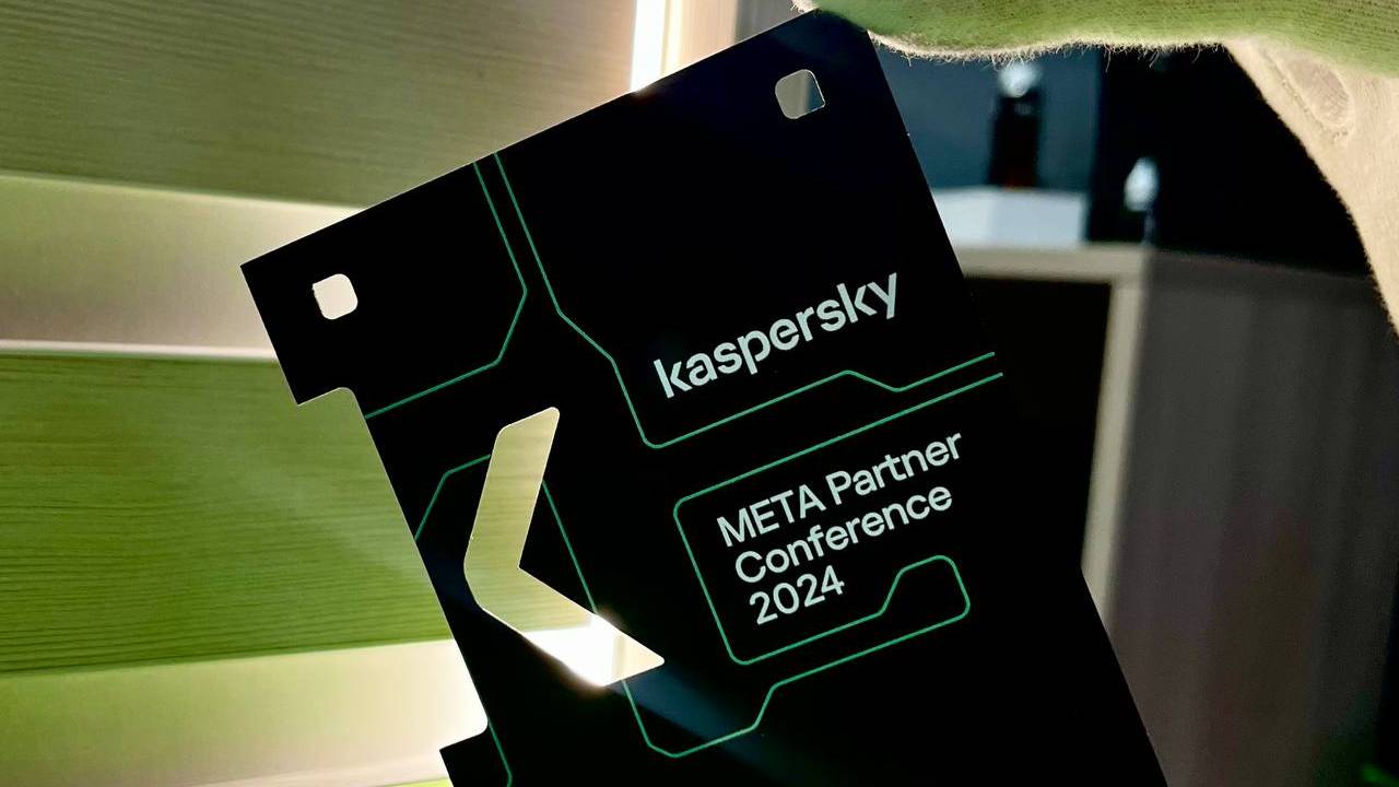 Пластиковый фигурный беджик вырезкой