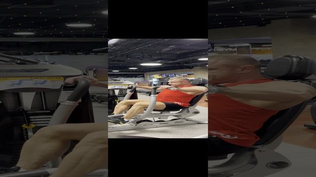 Жим в грудном тренажёре Hoist