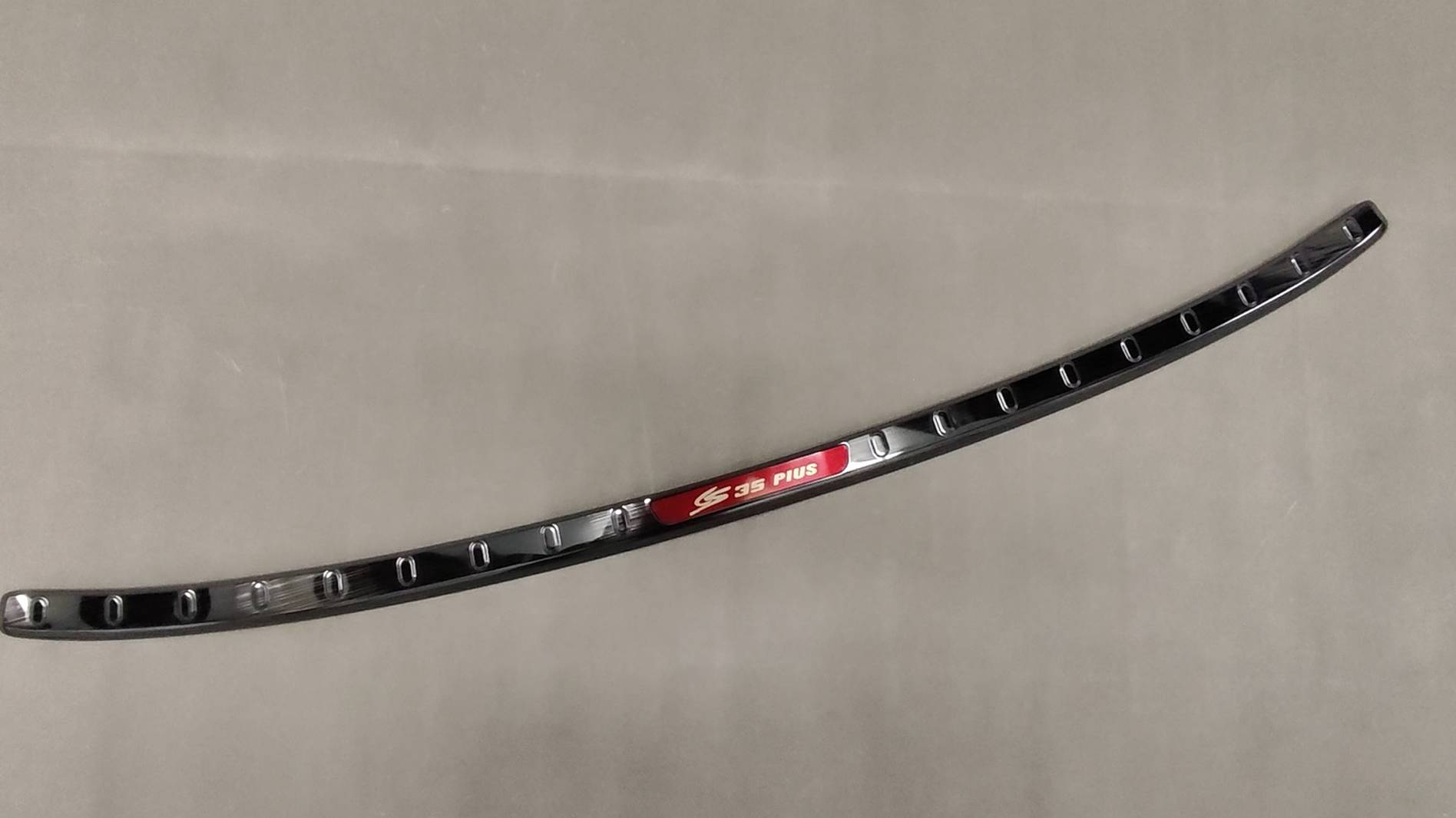 Накладка на задний бампер (черный титан, красный логотип) для Changan CS35plus / CS35plus NEW