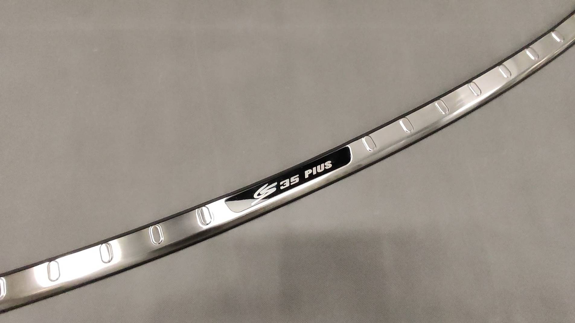 Накладка на задний бампер (серебро, черный логотип) для Changan CS35plus / CS35plus NEW