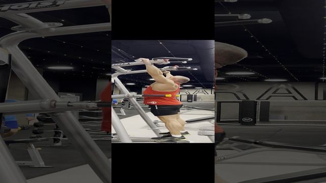 Подтягивания в Гравитроне широким хватом