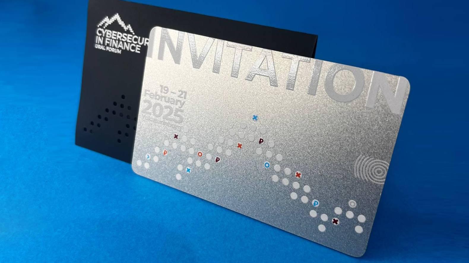 Металлическая карта с выборочной лакировкой