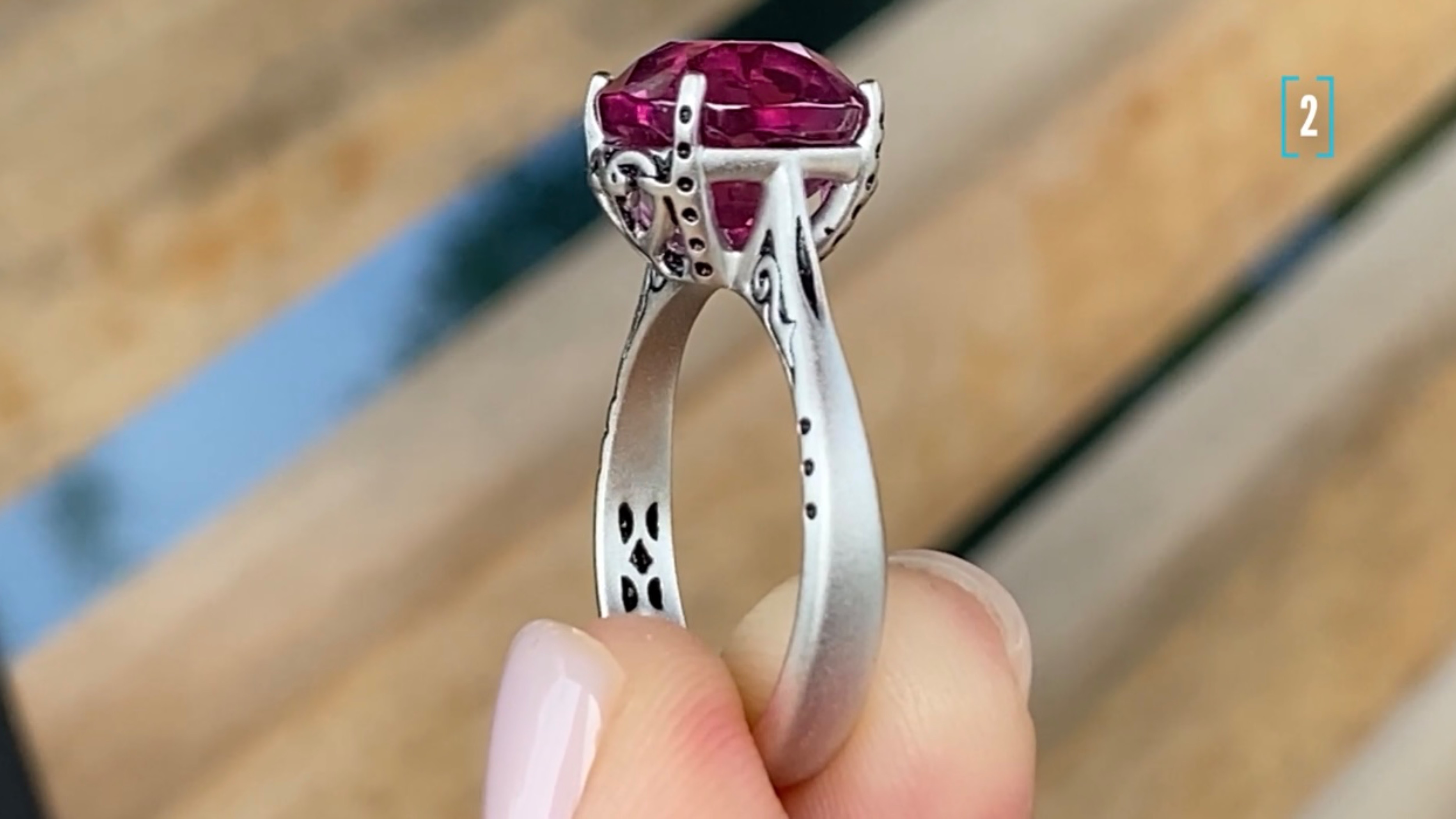 Продаем украшения к новому году.