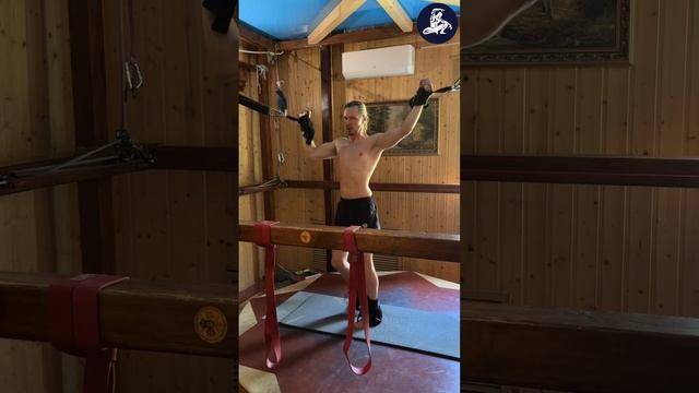 На резинках