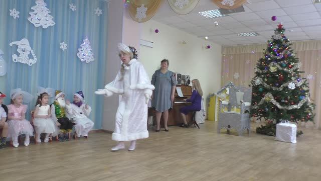 Выход Снегурочки и Снежной Королевы