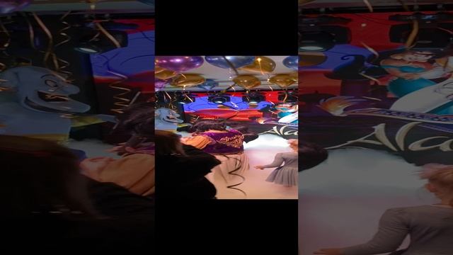 Детская дискотека с дымовым эффектом вместе с Аладдином из мультика