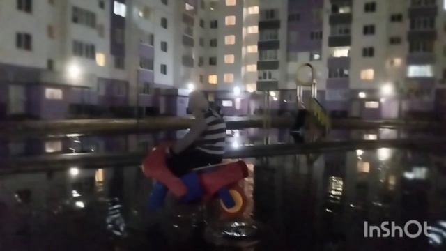 Булат гуляет вечером у своего дома, 10.04.2024