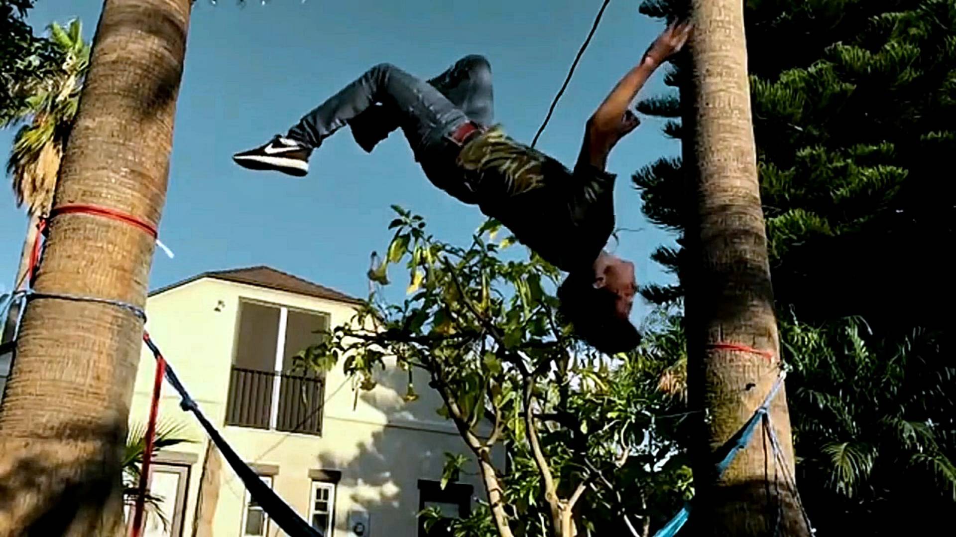 Том Холланд (Человек-паук) отрабатывает прыжковую технику.