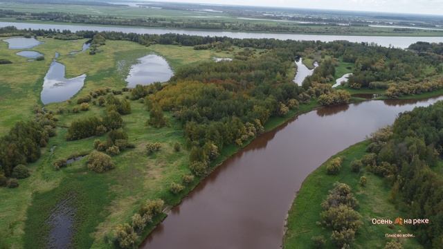 4k видео. Осень приходит на берега Северных рек. Красивые кадры с квадрокоптера.