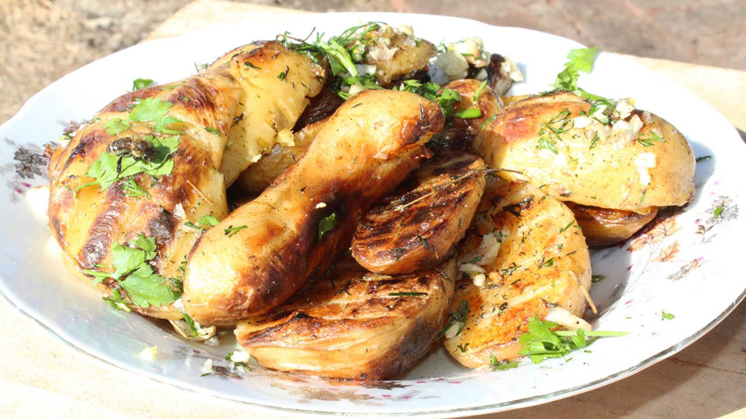 Запеченная картошка. Как запечь картошку на углях на решетке гриль.