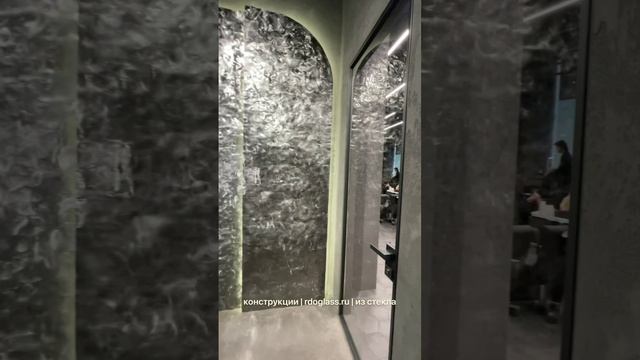 Стеклянные перегородки в офисе  #дизайнинтерьера #интерьер #мебель #дизайндома #стеклянная