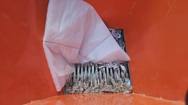 Измельчение обрезков ткани с синтепоном