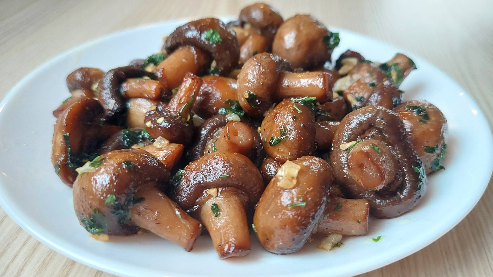 Жареные шампиньоны на сковороде с чесноком и зеленью быстро и вкусно!