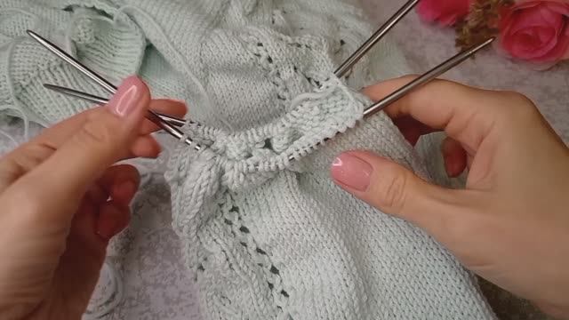 Вязание манжеты на рукавах гибкими носочными спицами.