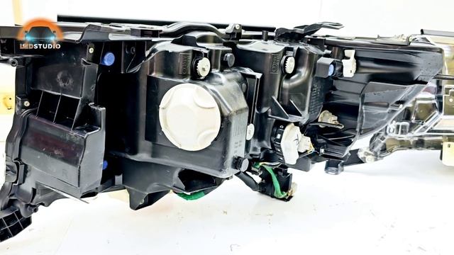 Toyota Land Cruiser 200 QBiled фары с элементами тюнинга.