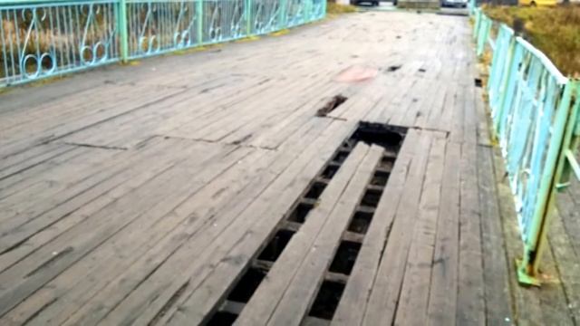 Полярный , с 30 Ноября 2015 года по 11 октября 2016 года на аварийном мосту отсутствуют ограждения