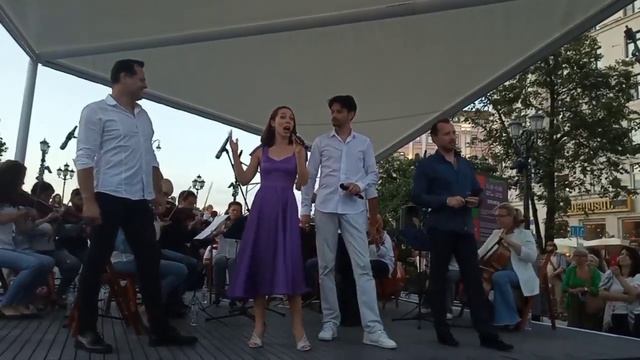 Песенка "Карамболина, Карамболетта!" из оперетты Фиалка Монмартра.