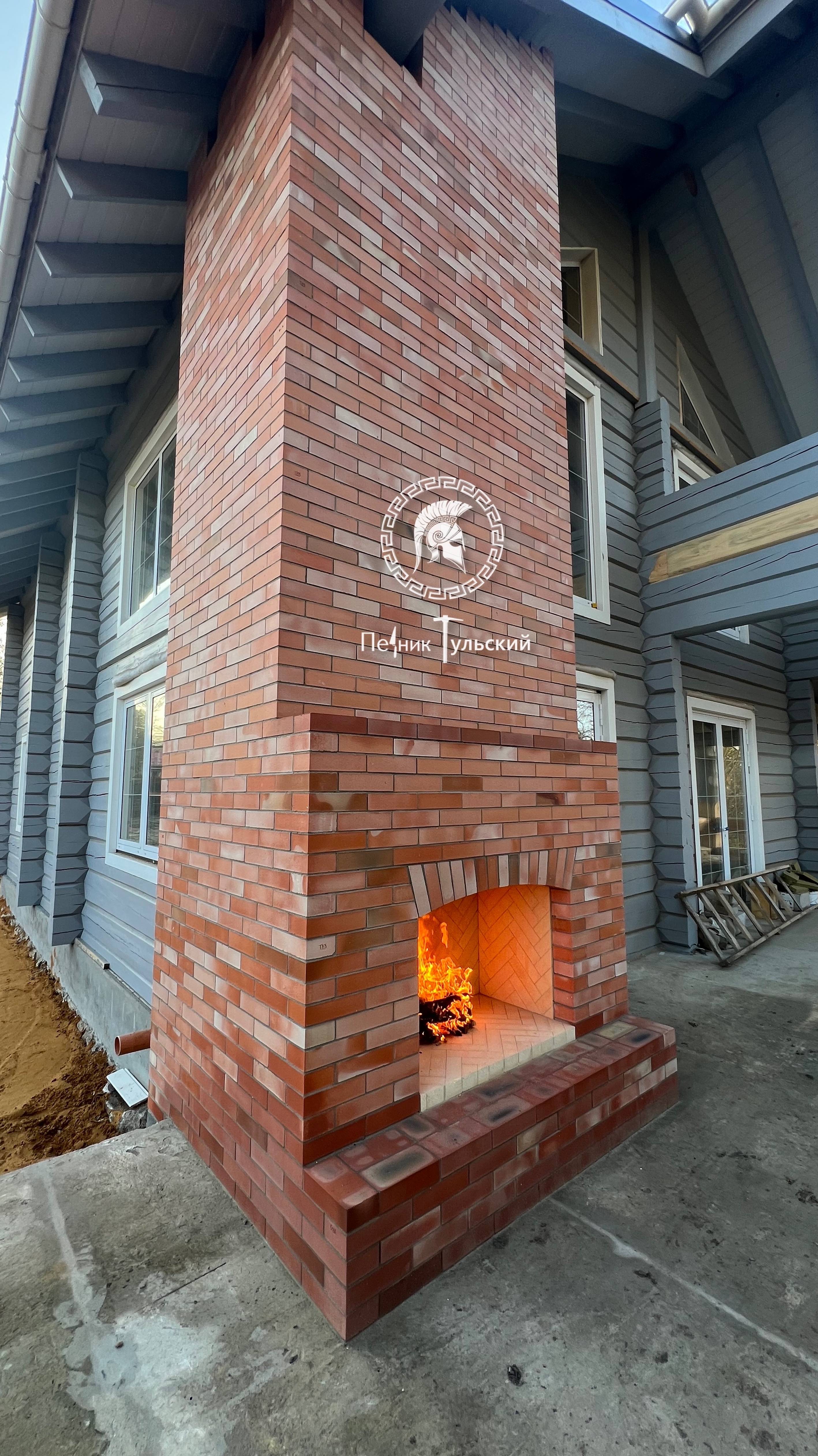 Большой камин из кирпича