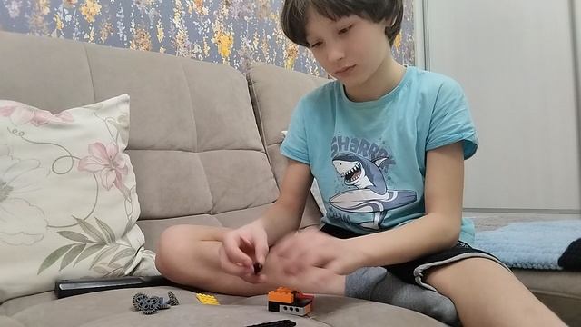 3.03.2024 Булат собирает машинку из Лего