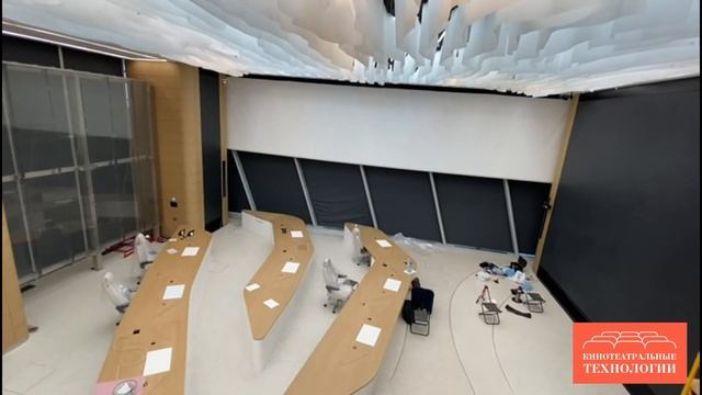 Моторизованный киноэкран типа Полишинель ч 2