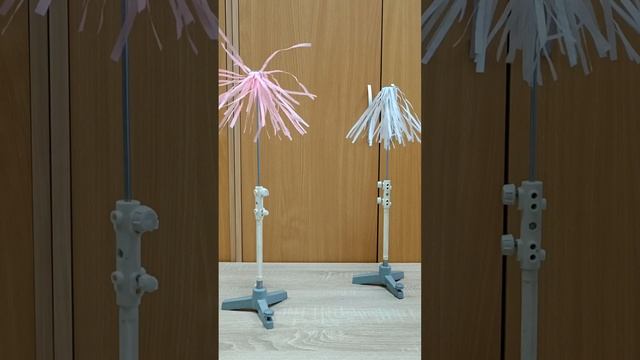 Взаимодействие одноимённых  зарядов #shorts