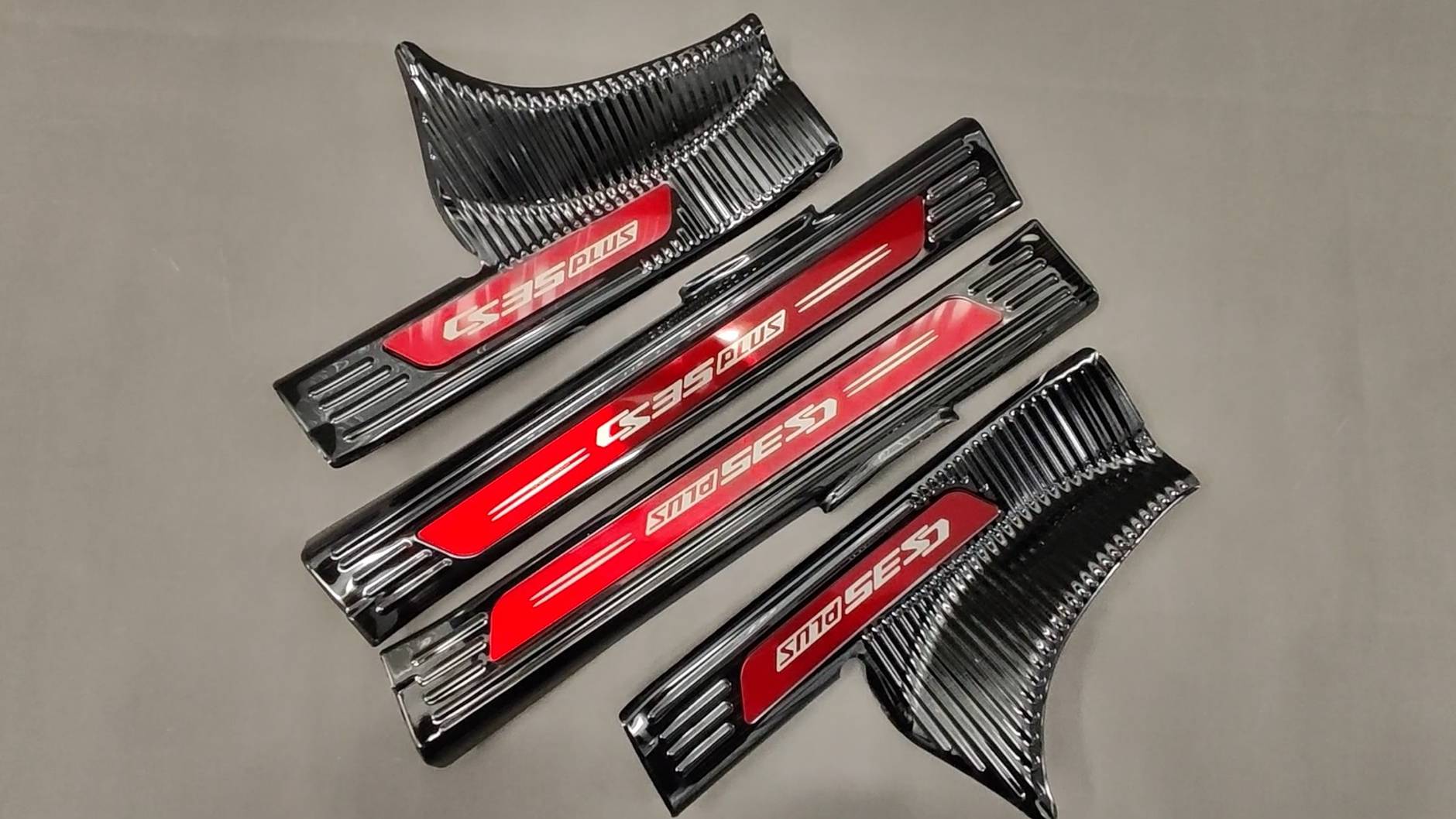 Накладки на внутренние пороги для Changan cs35plus (черный титан, красный лого)