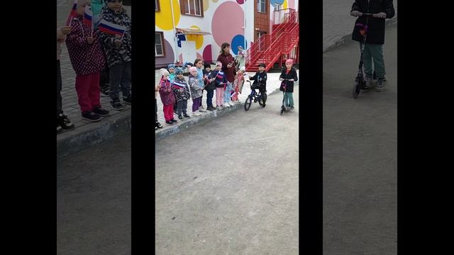 День Победы.
Праздничный заезд на самокатах.