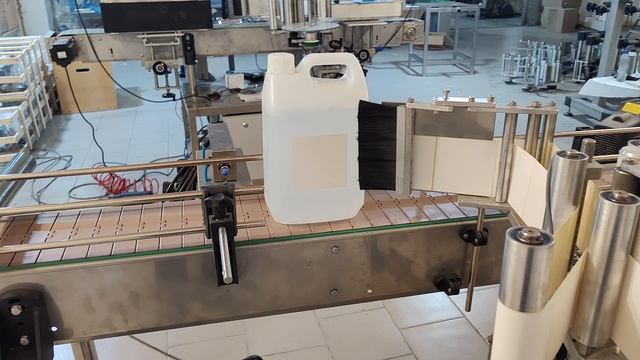 Наклеивание этикетки на канистру 5л - EtiKon.ru