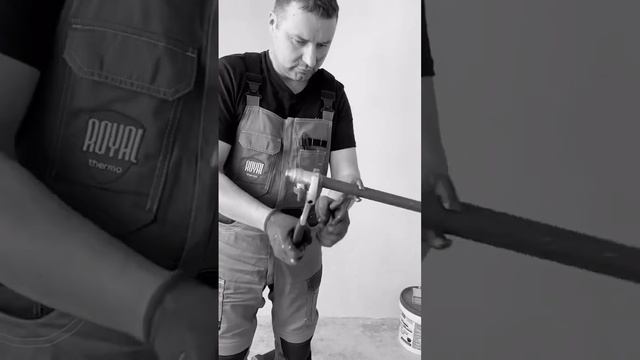 Черно-белое кино о замене устаревшего отопительного прибора на радиатор  Royal Thermo Indigo Super +