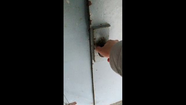 ЖЭС настолько разленился, что даже платно не хочет дверь ставить