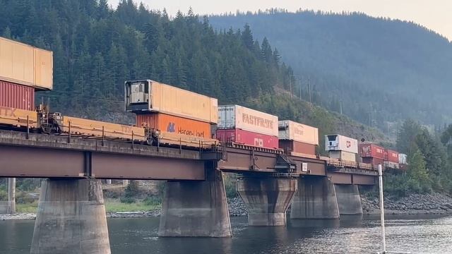 Поезд едет через мост + БОНУС в конце видео!!