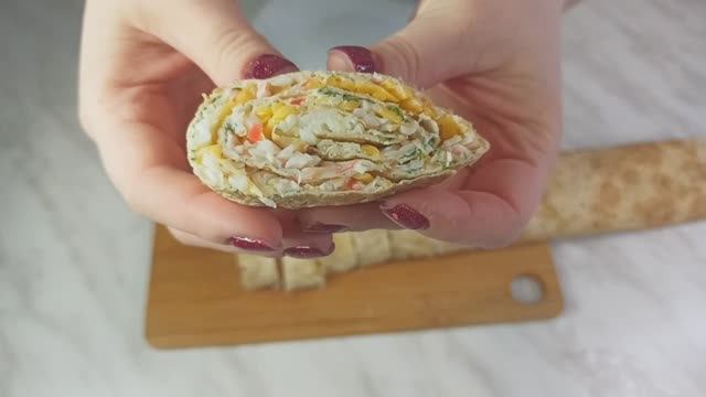 Рулет из лаваша с крабовыми палочками.