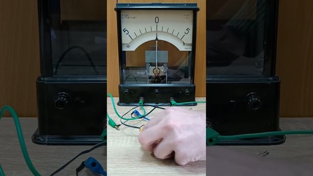 Влияние числа витков катушки на величину индукционного тока #physics #experiment #science #shorts