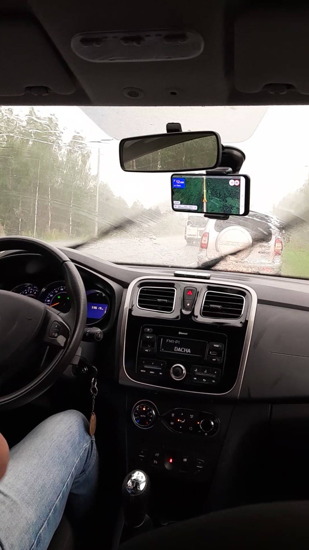 Ливень с градом накрыли в пути. Стоим мигаем аварийкой