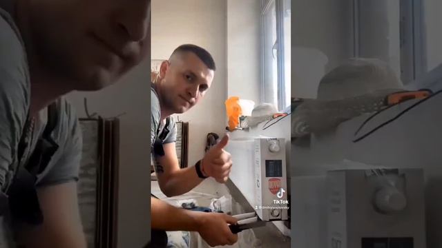 Монтаж панельного  радиатора Royal Thermo  в загородном доме