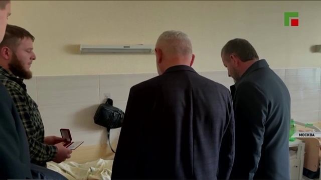 Аслан Ирасханов навестил раненных бойцов, находящихся на лечении в медицинских учреждениях