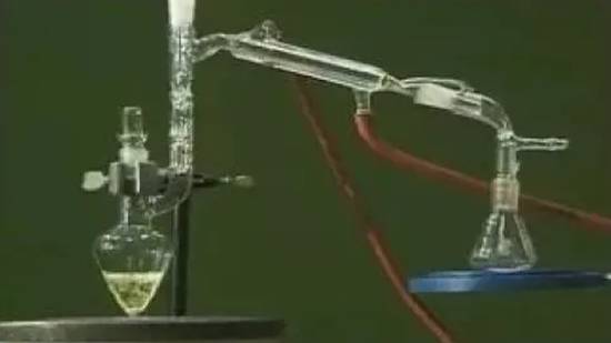 Органическая химия. Модель нефтеперегонной установки. Иллюстрация фракционного состава бензина