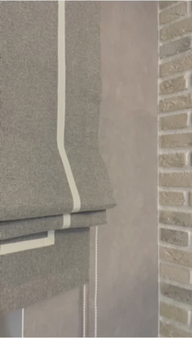 Римская штора из фактурного блэкаута с тонкой отделкой