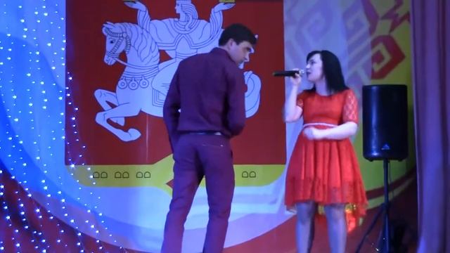 На сцене РДК села Яльчики Кокшин Александр и Ольга Буслаева