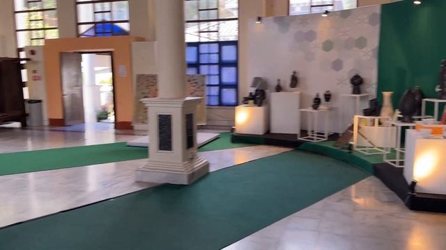 После вкусного завтрака в отеле Camar resort едем на экскурсию в Langkawi Craft Complex