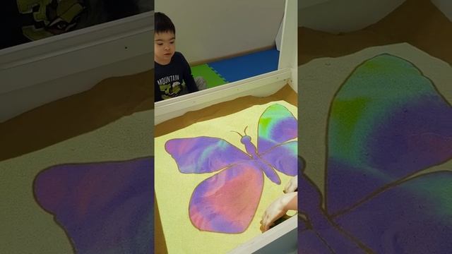 Интерактивная песочница. Разукрашиваем песком.