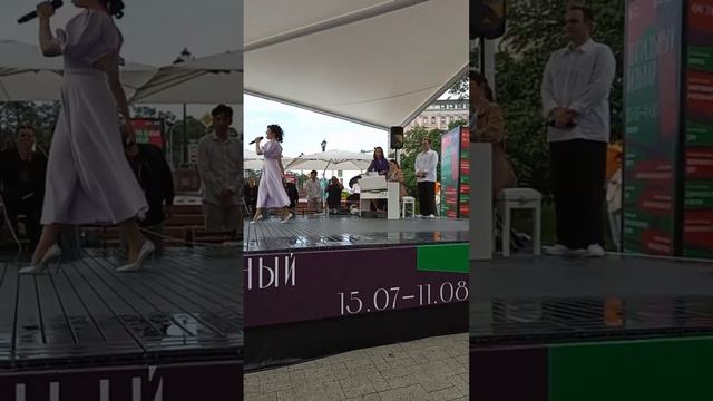 Песня об акации из оперетты "Белая акация". Исп. Екатерина Кузнецова.