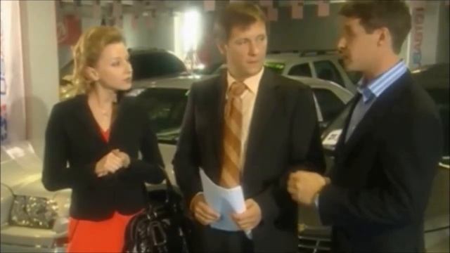 Блондинка покупает автомобиль