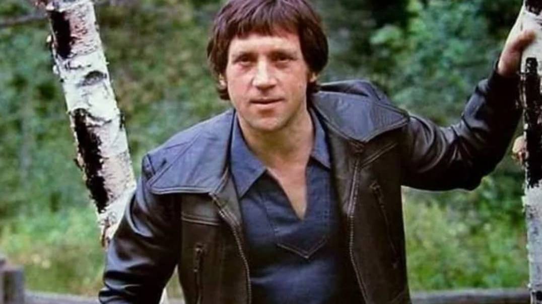 Лирическая Высоцкий В.  Думаешь ты,что прекраснее нет, чем лес заколдованный этот☘️