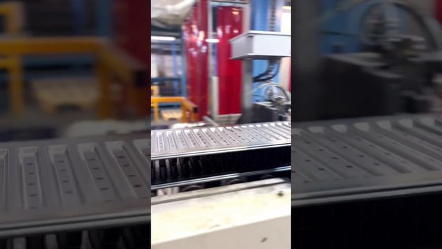 Стальные панельные радиаторы Royal Thermo прямо с конвейера погружаются в опрессовочную ванну.