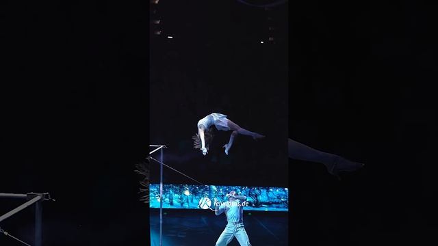 OMG..How she does this  #acrobatics #circus  #akrobatik #feuerwerkderturnkunst
