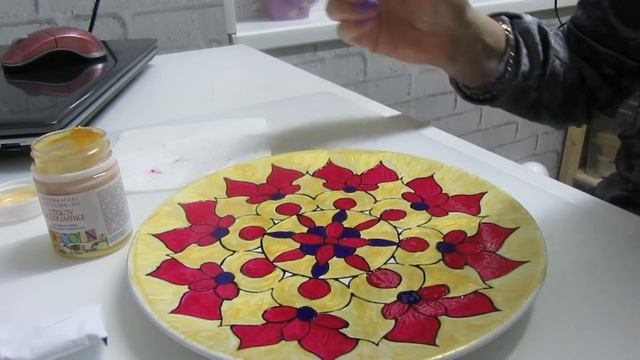 Точечная роспись керамической тарелки