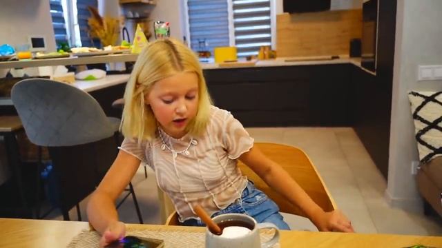 Y2mate.mx-Мисс Николь УПРАВЛЯЕТ ЖИЗНЬЮ Амельки Карамельки! 24 часа Челлендж!